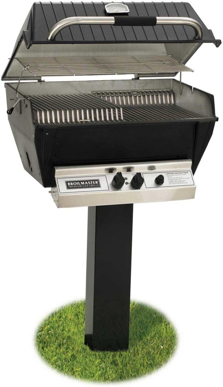 Broilmaster P3-XF Premium Propane Gas Grill On Black In-Ground Post ...